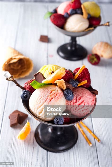 귤과 빨 대의 흰색 노란색 빨간색 색상 및 와플 콘 초콜릿 다른 3 개만와 아이스크림 그릇 가까운에 대한 스톡 사진 및 기타 이미지 Istock