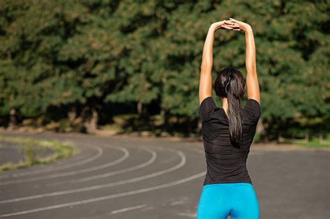 경기장에서 달리기 전에 스트레칭 사랑스러운 스포티 한 소녀 일광욕 광선이 있는 야외 촬영 빈 공간 20 24세에 대한 스톡 사진 및 기타 이미지 Istock