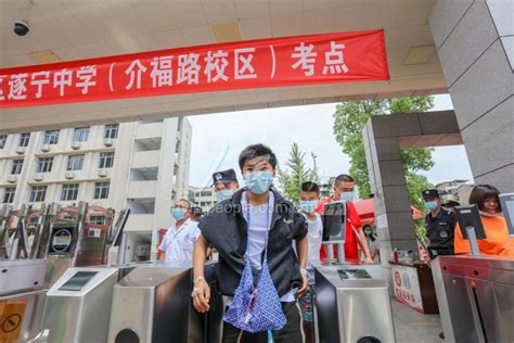 四川遂宁考生一边输液一边考试 人民图片网