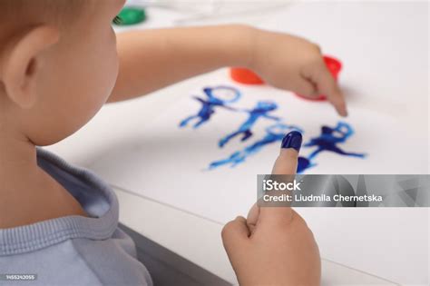 실내의 하얀 테이블에 손가락으로 그림을 그리는 어린 소년 근접 촬영 2 3 살에 대한 스톡 사진 및 기타 이미지 2 3 살 구아슈 귀여운 Istock