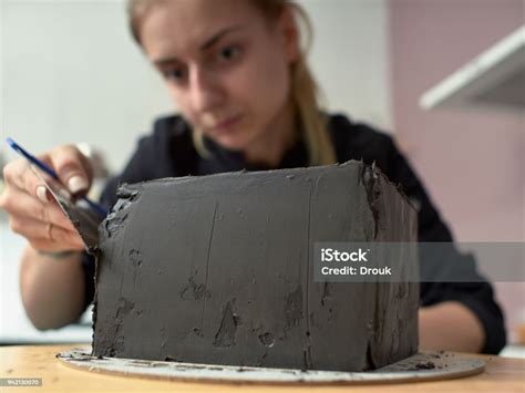 블랙 디자이너 케이크의 단계별 준비입니다 제과 케이크에 설탕 프로 스 팅 블랙을 적용 하 고 있다 공예칼에 대한 스톡 사진 및 기타 이미지 Istock