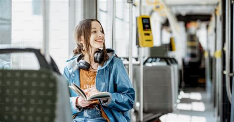 현대 트램을 타고 이동하는 동안 책을 읽는 젊은 여성 대중교통에서 행복한 승객 사진 Unsplash의 실내 이미지