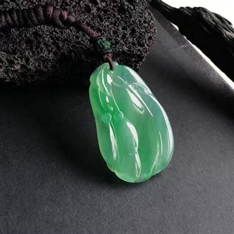 翡翠的上蜡和浸蜡你分得清吗它们中有一个是假货 知乎
