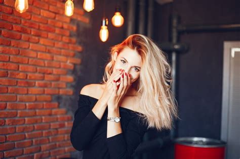 Hermosa Mujer En El Estudio Foto Gratis