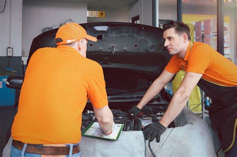 차고에서 엔진작업을 하는 두 명의 정비사 자동차 서비스 센터에서 고객 차 점검 및 수리 차량 수리 서비스 숍 컨셉 2명에 대한 스톡 사진 및 기타 이미지 Istock