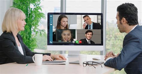 화상 통화 그룹 비즈니스 사람들은 가상 작업 공간 또는 원격 사무실에서 만납니다 스마트 비디오 기술을 사용하여 전문 기업 비즈니스의 동료와 소통하는 원격 근무 전화 회의