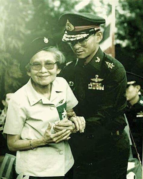 ข้าพเจ้าชอบภาพนี้จัง คิดถึงพ่อหลวง คิดถึงสมเด็จย่า 💛💛🙏🙏🙏 ครบรอบ ๒ ปี วันคล้ายวันสวรรคตในหลวง