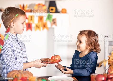아이들은 추수 감사절을 축하하기 위해 축제 테이블과 장식 거실을 제공했습니다 아이에 대한 스톡 사진 및 기타 이미지 아이 예술 호박 조롱박과 식물 Istock