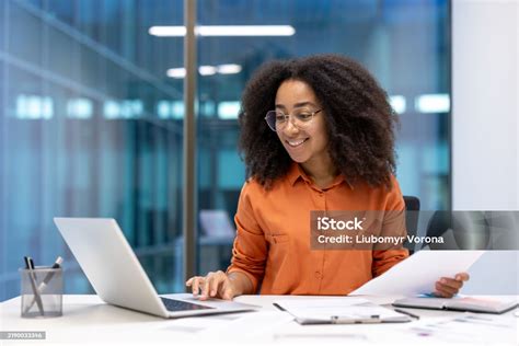 현대적인 사무실 책상에서 노트북으로 작업하는 웃는 사업가 경영자에 대한 스톡 사진 및 기타 이미지 경영자 계획 기업가 Istock