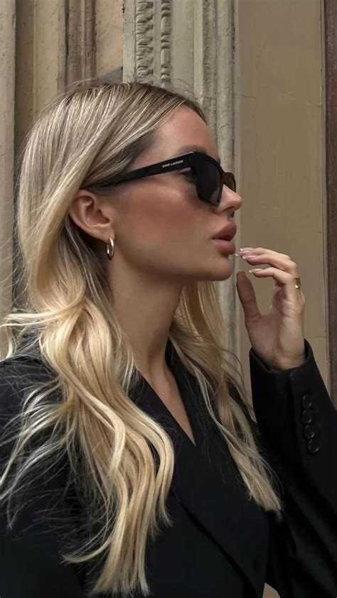 Aesthetic Girl Hairstyles Long Wavy Hair Blonde Highlights On Dark Hair