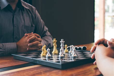 상대 팀과 체스 게임 경쟁을 재생 하는 지능형 사업가 승리와 성공을 위한 개발에 비즈니스 전략을 계획 플레이어와 골드와 실버 체스 결정에 대한 스톡 사진 및 기타 이미지