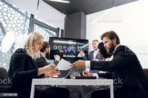 자신감 열심히 일하는 고숙련 혼합 인종 동료의 그룹은 사무실 방에서 회의 하는 동안 통계 데이터를 논의 성숙한 보스 남자 보고 근처 벽 화면 에 배경 교육에 대한 스톡 사진