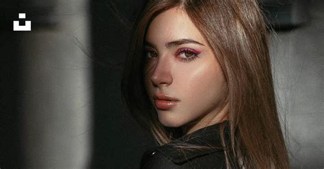 긴 머리를 가진 여자 사진 Unsplash의 무료 의류 이미지