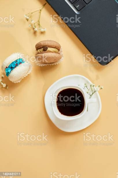 플랫 레이 탑 뷰 오피스 테이블 데스크 노트북이있는 작업 공간 커피 컵과 꽃이있는 마카롱 오렌지색 배경 집에서 일하기 먼 직장 꽃 식물에 대한 스톡 사진 및 기타 이미지