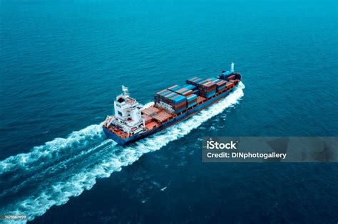 태평양 전역의 딜러와 소비자 기업 및 산업에 수출 수산물을 수입하는 컨테이너 선 해상 화물 포워딩 블루 톤 시네마틱 처리 컨테이너선에 대한 스톡 사진 및 기타 이미지