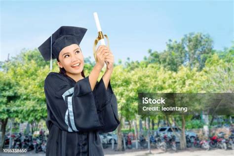 아름 다운 아시아 학생 여자 모자 및 디플로마 스크롤 그녀의 졸업을 축 하 검은색에 대한 스톡 사진 및 기타 이미지 검은색