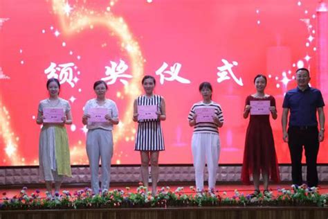 巴南区世贸小学举行第38个教师节庆祝活动