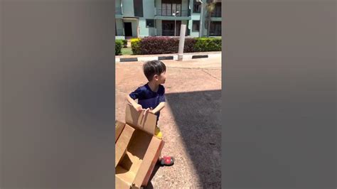 아빠를 도와 쓰레기 버리러 가는 길에 함께하는 든든한 아둘 비록 빈박스 빈통이지만 가는 길이 외롭지 않군 계속 착하게 자라야