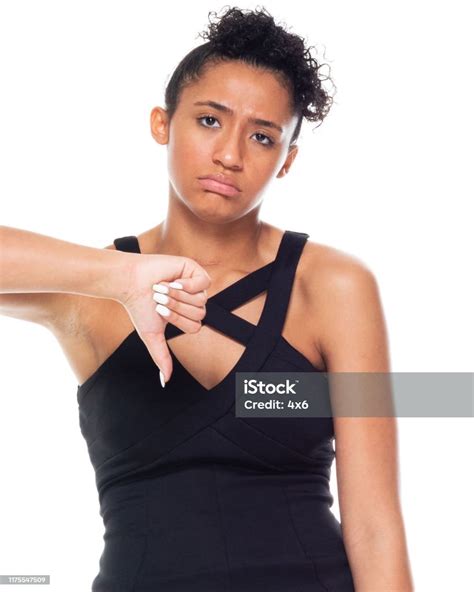 2029세의 어른 아름다운 아프리카 민족아프리카계 민족젊은 여성화이트 배경 의 앞에 서 있는 젊은 여성웨스트 업정면웨스트 업 슬프게실망시원한 태도 20 24세에 대한 스톡