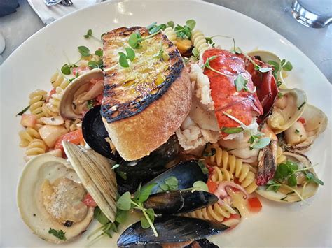 People Drive From All Over California To Eat At This Iconic Seafood Market