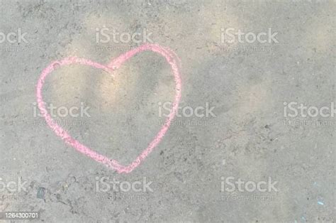 아스팔트에 분필로 그려진 분홍색 하트 사랑 고백 텍스트 발렌타인 어린이 창의력 복사 공간 여름을위한 배너 장소 0명에 대한 스톡 사진 및 기타 이미지 Istock