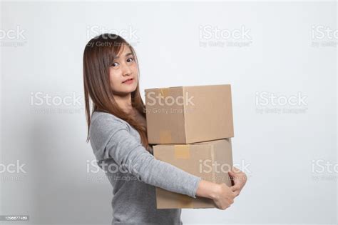 배달 재배치 및 포장 을 풀수 있습니다 골판지 상자를 들고 젊은 아시아 여자 귀여운에 대한 스톡 사진 및 기타 이미지 귀여운