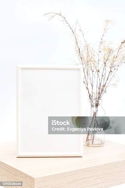 흰색 벽 배경에 유리 꽃병에 팜파 잔디의 꽃다발과 미니멀 한 인테리어에 흰색 사진 프레임의 모의 0명에 대한 스톡 사진 및 기타 이미지 Istock