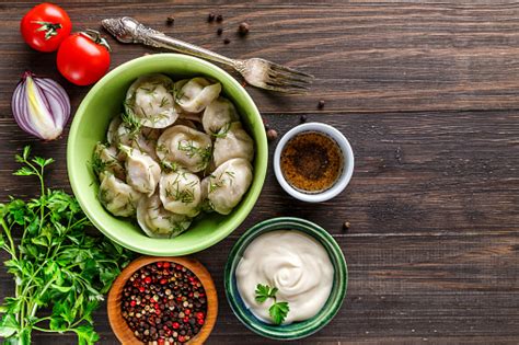 피에로기 또는 피로히 바레니키 바레니키 만두 나무 테이블에 그릇에 캐러멜화 소금양파와 함께 제공 전통적인 러시아 음식 펠메니 라비올리 감자 요리에 대한 스톡 사진 및 기타