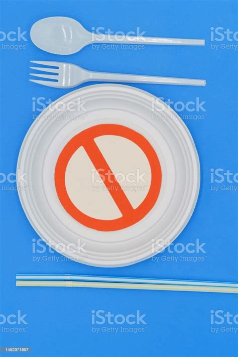 플라스틱 접시와 칼 붙이에 금지 된 기호 일회용 플라스틱 금지 환경 개념입니다 지구를 손상시키지 마십시오 0명에 대한 스톡 사진