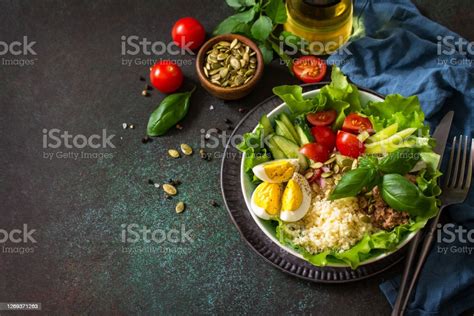 건강한 음식 달걀 양상추 퀴노아 야채 호박 씨를 곁들인 참치 샐러드 공간을 복사합니다 0명에 대한 스톡 사진 및 기타 이미지 Istock