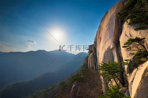韩国雪岳山国家公园的蔚山岩高清摄影大图 千库网