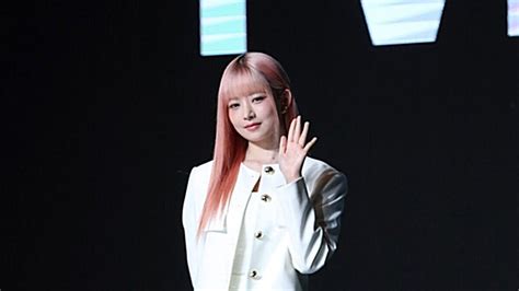 [e포토] 아이브 레이 핑크빛 콩순이 인형