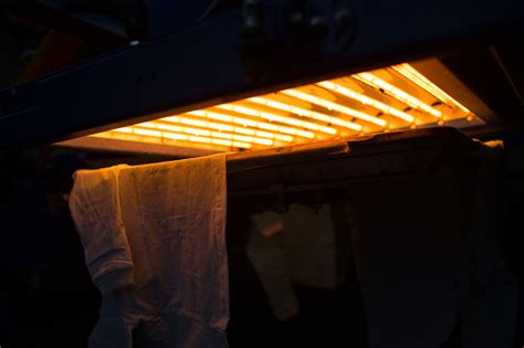 실크 스크린 인쇄 세리그래피 페인트건조용 스토브 및 발열체 T 셔츠에 대한 스톡 사진 및 기타 이미지 T 셔츠 건설 산업 공예 Istock