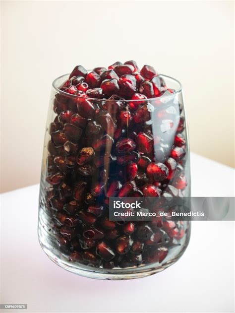 하얀 배경에 석류 씨앗이 가득한 유리 비타민과 항산화물질이 풍부한 육즙이 많은 붉은 석류 씨앗 0명에 대한 스톡 사진 및 기타 이미지 Istock