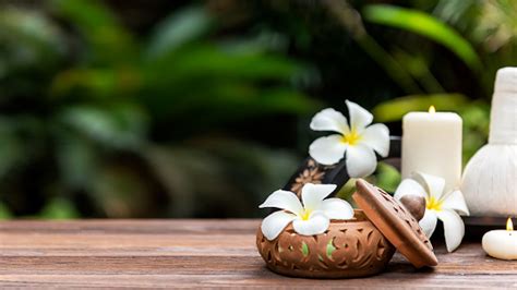 태국 스파 마사지 스파 트리트먼트 화장품 의 아름다움 웰빙을 완화하기위한 촛불을 가진 케어 바디 여성을위한 치료 아로마 테라피 아로마와 소금 스크럽 설정 준비 건강 라이프