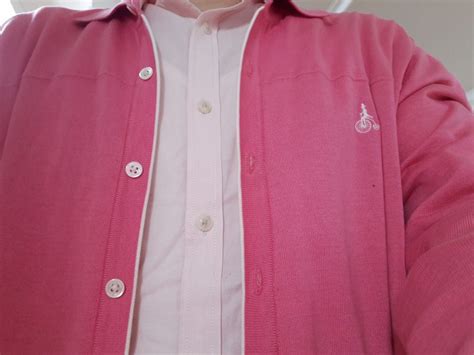 학교에 분홍색 옷을 입고 가니