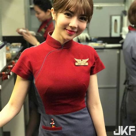 華航甜美正妹空姐qbee張比比機上拍照 網友：製服變好撐喔！ Peekme