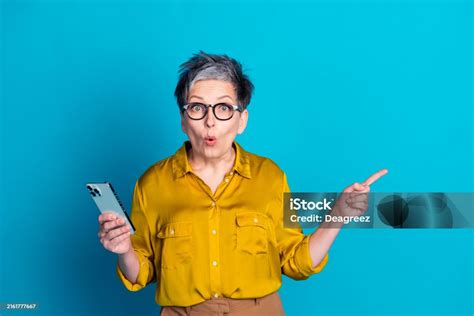 감동의 매력적인 숙녀 옷을 입은 셔츠 안경 문자 메시지 현대 가제트 Emtpy 공간 절연 블루 컬러 배경을 보여주는 사진 35 39세에 대한 스톡 사진 및 기타 이미지