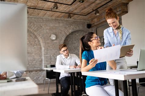 프레 젠 테이 션 소프트웨어 엔지니어링 및 비즈니스를 배우는 사람들의 성공적인 행복 그룹 개념에 대한 스톡 사진 및 기타 이미지