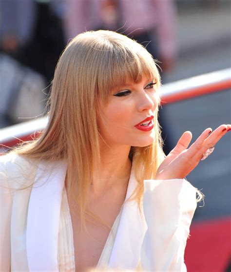 Times Taylor Swift Proved She S A Great Role Model YourTango