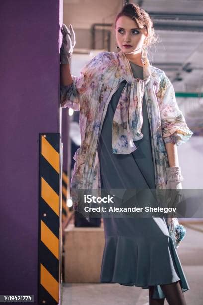 캣워크 패션 위크 쇼의 무대 뒤에서 패션 모델의 여성 초상화 아름다운 사람들의 라이프 스타일 소녀는 새로운 의류 컬렉션의 무대 뒤에 있습니다 캣워크 무대에 대한 스톡 사진