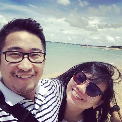 안드로메다 은하는 우리 은하와 가장 가까운 대형 은하야 지구에서 약 250만 광년 떨어져 있어서 우리가 보는 안드로메다의 모습은 250만 년 전의 것이지 그 안에는