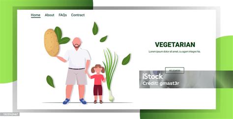 아버지와 딸 들고 감자 양파 야채 건강 한 라이프 스타일 채식 주의 신선한 생 식품 채식주의 개념 복사 공간 수평 전체 길이 먹기에 대한 스톡 벡터 아트 및 기타 이미지