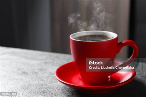 실내 회색 테이블 위에 김이 모락모락 나는 뜨거운 커피가 놓인 빨간 컵 텍스트를 위한 공간 0명에 대한 스톡 사진 및 기타 이미지 Istock