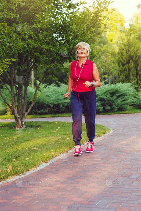 活跃的老年女性跑步