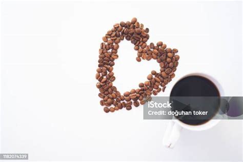 하얀 배경에 커피 한 잔과 커피 콩으로 만든 하트 모양 나는 커피를 사랑해요 0명에 대한 스톡 사진 및 기타 이미지 0명