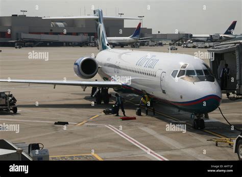 Airplane at jetway Atlanta airport Stock Photo: 8307950 - Alamy