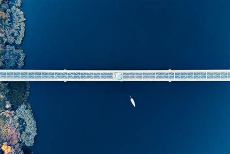 강 강둑 강철 건너는 건축 경치 경치가 좋은 고요한 공중 교통 구조 그리핀 기하학 길 찾기 나무 녹지 다리 대칭 도시의 돛단배 머리 위로