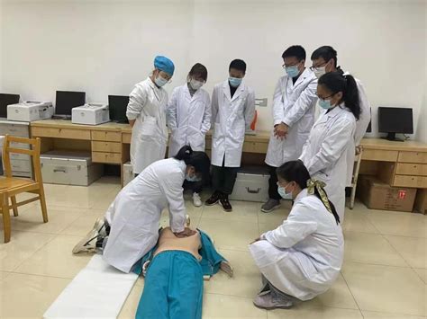 医学院本科新生顺利完成首次临床见习 欢迎访问云南大学医学院