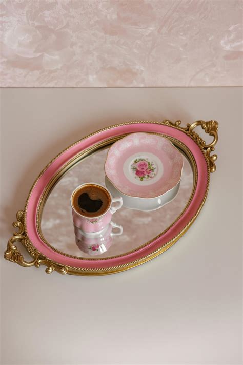 나무 쟁반 위의 우아한 커피와 샴페인 · 무료 스톡 사진